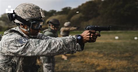 군인들이 사격장에서 총을 쏘는 연습을 하고 있습니다 사진 Unsplash의 무료 육군 이미지