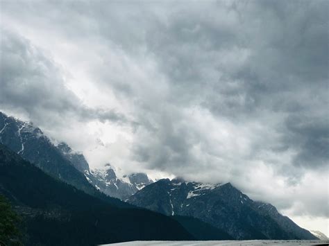 가파른 경사 가파른 길 가파른 내리막 가파른 등반 가파른 지형 거리 건너는 건물 건축 경치 경치 좋은 길