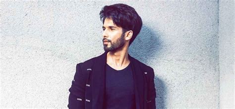 Simple Easy Quick Hacks To Get A Strong Well Defined And Sharper Looking Jawline In Photo