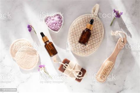 대리석 배경에 다양한 스파 및 뷰티 트리트먼트 제품의 세트 제로 폐기물 개념 0에 대한 스톡 사진 및 기타 이미지 0 가정