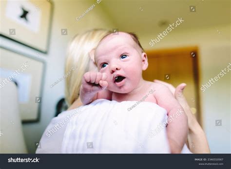 Mama En Casa Cargando En Sus Brazos A Su Bebe Más De 1 747 Fotos De