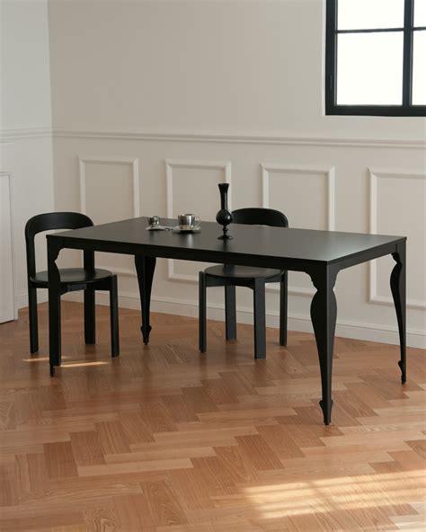 다가구 가구 • 집꾸미기 • 책상 • 데스크 • 데스크테리어 심플한 디자인 속에 담긴 정교한 라인과 깊이 있는 올블랙 컬러는 공간에 절제된 럭셔리함을 선사합니다 🔍