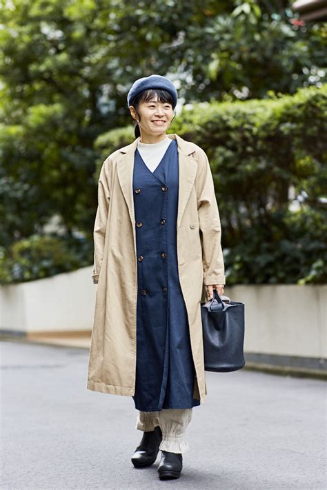 ネイビー×ベージュのシックな装いは旬のロングベストを効かせて リンネルおしゃれファッションスナップ 宝島社の雑誌リンネル（liniere）