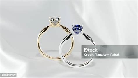 흰색 패브릭 배경에 다이아몬드가 있는 금과 백금 약혼 반지 보석 디자인의 3d 렌더링 측면 보기 0명에 대한 스톡 사진 및 기타 이미지 Istock
