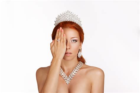 아름다움 왕관 여왕 소녀 여자 미스 신부 손에 매니큐어 젤 아트 손톱 예쁜 여자 손을 보여주는 얼굴 은 밝은 회색 배경에 고립 된 머리에 크리스탈 크라운과 얼굴에 손 미의