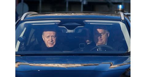 Ердоган подари на унгарския премиер електромобил Орбан му върна кон