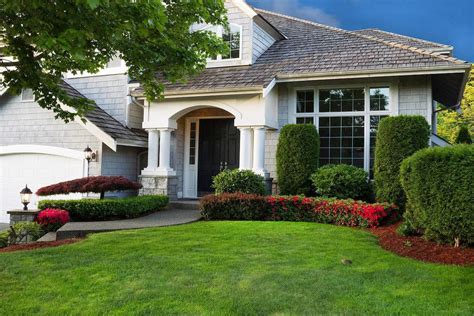 Ухоженные сад с аккуратно подстриженным газоном деревьями и кустарниками Home Depot Bahçe