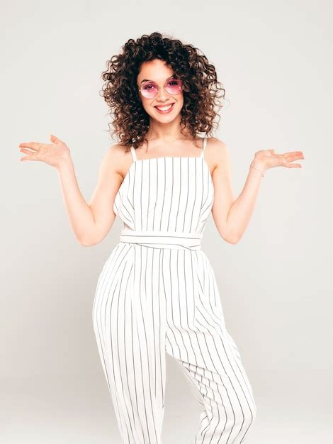 아프리카와 아름 다운 미소 모델의 초상화는 여름 Hipster 옷을 입고 헤어 스타일을 곱슬 머리 트렌디 재미 있고 긍정적 인