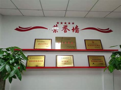 热烈祝贺成都射洪商会副会长单位一一成都市湘钰物业有限公司入驻成都并乔迁龙潭工业园区 成都射洪商会凝聚乡情共谋发展