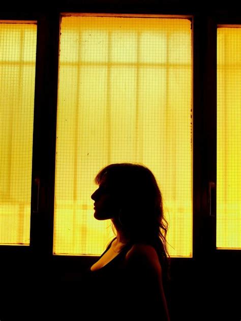 실내 가벼운 고요한 교활한 그림자 노란색 노란색 조명 대조 독창성 드라마틱한 디자인 모델 미스터리 반사 배경 분위기 사람 스튜디오 시각