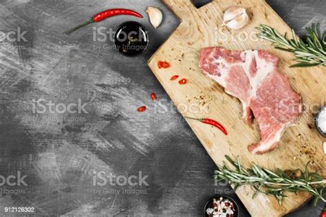 나무 보드에 다양 한 향신료와 고기를 원시 보기 상위 공간을 복사 합니다 음식 배경 갈비 음식에 대한 스톡 사진 및 기타 이미지 갈비 음식 건강한 식생활 검은색
