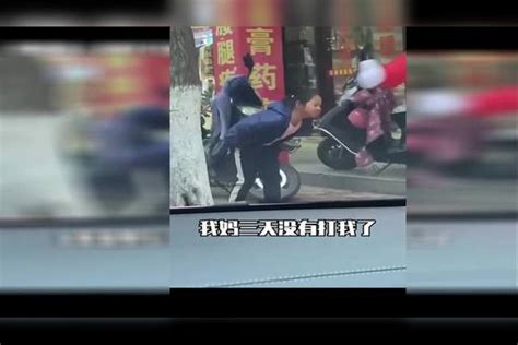 我妈3天没有打我了，熊孩子地铁上贴的满脸贴纸，这孩子没法要了熊孩子地铁