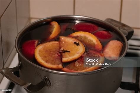 스테인리스 스틸 냄비에 집에서 만드는 과정에서 사과와 오렌지와 레드 와인 멀드 와인 0명에 대한 스톡 사진 및 기타 이미지