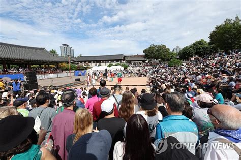 추석 남산골 한옥마을 찾은 시민들 연합뉴스