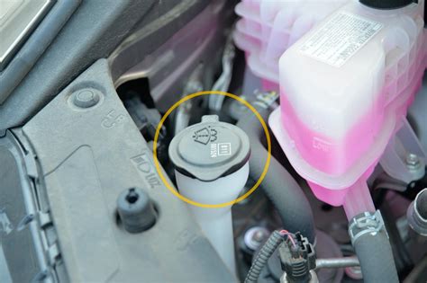 雷克萨斯ES自助加注玻璃水 手机新浪汽车