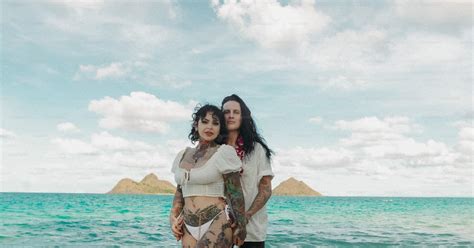 해변에서 물속에 서 있는 두 여자 사진 Unsplash의 문신 이미지