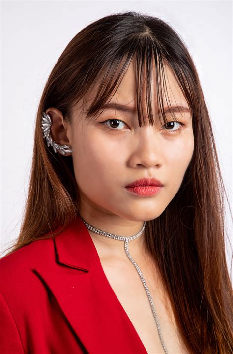 무료 이미지 얼굴 헤어 스타일 턱 아름다움 눈썹 앞머리 이마 갈색 머리 말뿐인 겹친 머리카락 긴 머리 흑발 머리 색소 Step Cutting