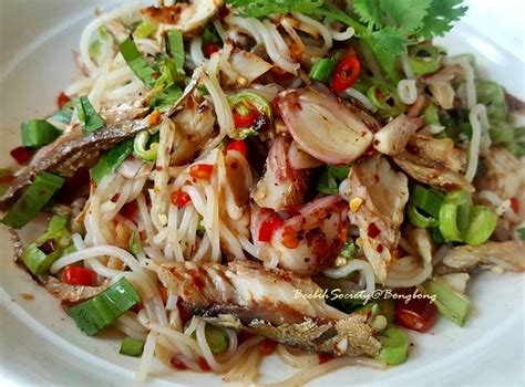 “ยำขนมจีนปลาทู” เมนูเด็ดแซ่บซี๊ดของชาวบุรีรัมย์ Food
