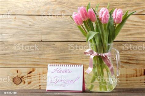 꽃병에 분홍색 튤립 꽃의 아름다운 꽃다발과 텍스트 안녕하세요 천연 나무 배경에 종이에 봄 텍스트를위한 장소 봄 휴일 0명에 대한