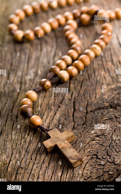 El Rosario De Madera Sobre El Fondo Antiguo De Madera Fotografía De Stock Alamy