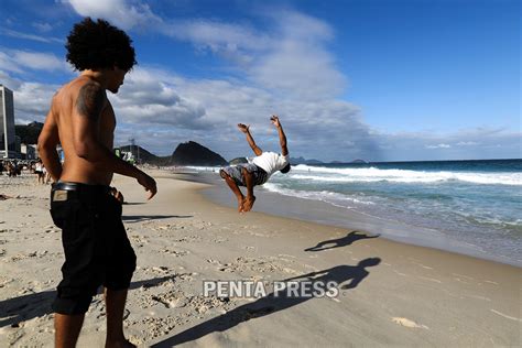 포토 해변을 뛰노는 청년들 리우 코파카바나 비치 17