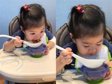 章子怡晒女儿醒醒吃饭的照片，勺子比脸还大，网友：是亲妈无疑！