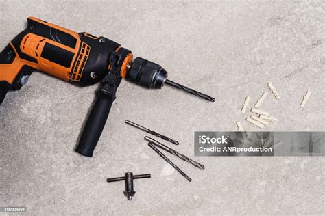 플라스틱 상자 키트 드릴 장갑 및 망치와 다양 한 도구의 집합입니다 복사 공간을 포함 한 건설 및 리노베이션 컨셉 0명에 대한 스톡 사진 및 기타 이미지 Istock