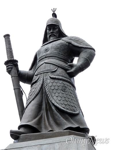 서울 광화문광장에 세워진 이순신 장군 동상 1968년 오마이포토
