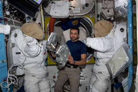 سلطان النيادي يصلح معدات كويست بمحطة الفضاء الدولية صورة