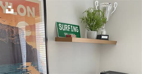 검은 색 평면 스크린 컴퓨터 모니터와 갈색 나무 책상에 검은 컴퓨터 키보드 사진 Unsplash의 무료 책상 이미지