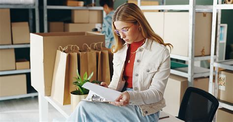 여성 사무실에서 배송을 위한 서류 작업 및 패키지 재고에 대한 계획 및 전자 상거래 주문 여성 클립보드 및 배송 물류를 위한 공급망 제품 및 상자 체크리스트 18 19세에