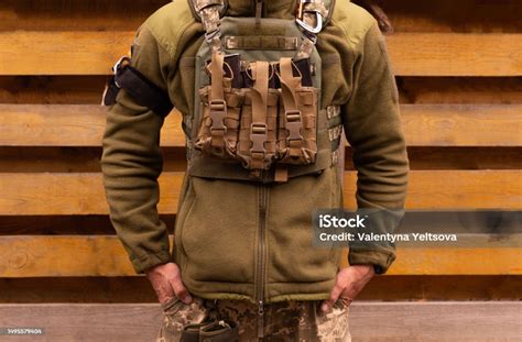 위장 전술 제복을 입은 군인과 갈색 배경에 군용 방탄복을 입은 군인 전투 스톡이 있는 방탄 조끼 우크라이나 군대 군사 개념입니다 전쟁이 없습니다 경찰관에 대한 스톡 사진 및