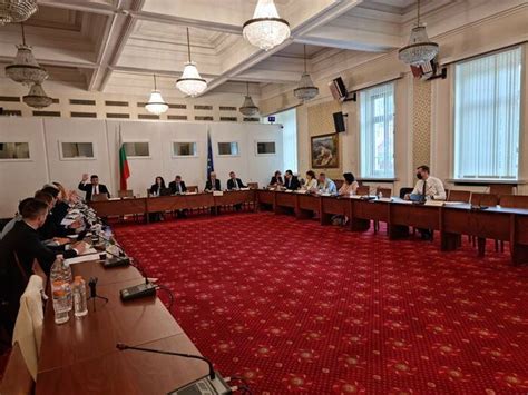 Двама министри на изслушване в парламента след възражението на Пенчо Милков за санирането Утро