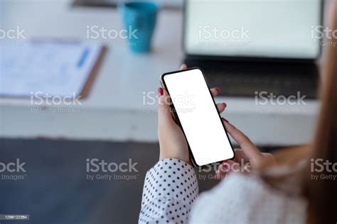 닫습니다 휴대 전화 흰색 빈 스마트 폰 화면을 들고 사업가 조롱 복사 공간을 복사합니다 공란에 대한 스톡 사진 및 기타 이미지 Istock