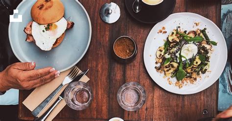 계란 샌드위치와 함께 테이블 위에 두 개의 둥근 흰색과 회색 접시 사진 Unsplash의 무료 음식 이미지