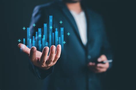 성공과 성장 개념에 대한 비즈니스 개발 기업의 미래 성장 계획 재무 관리 계획 관리 전략에 대한 더하기 기호가 있는 그래프를 보여주는 사업가 개념에 대한 스톡 사진 및 기타