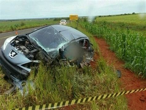 G1 Colisão Entre Carro E Caminhão Deixa Dois Mortos Na Go 184