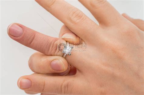 女人不能摘下被卡住的结婚戒指胖高清图片下载 正版图片503558401 摄图网