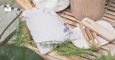 나무 식기와 가방을 얹은 대나무 테이블 사진 Unsplash의 무료 뒷마당의 파랑새 이미지