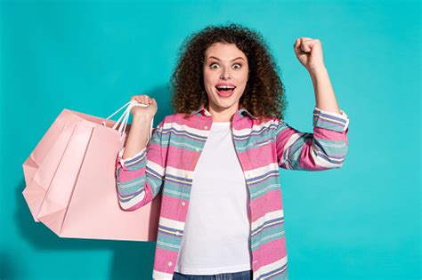 물결 모양의 머리 젊은 여자가 세련된 캐주얼 의류를 들고 상점 가방을 들고 할인 혜택을 받고 아쿠아 마린 색상 배경에 고립 된 사진 25 29세에 대한 스톡 사진 및 기타