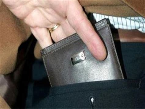 عمان القبض على نشاله غافلت احد الاشخاص وسرقت منه 600 دينار وبحقها