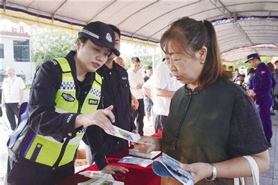 法治时报数字报 东方交警展示打假战果