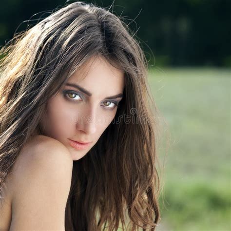 Schöner Sexy Junger Brunette in Den Blue Jeans Stockbild Bild von gesicht nahaufnahme