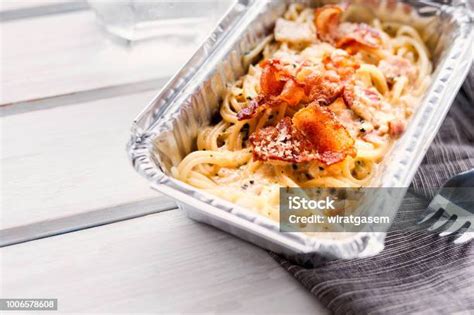 전통 이탈리아 음식 파스타 카르보나라 베이컨 햄과 치즈 스파게티 나무 테이블에 치즈 0명에 대한 스톡 사진 및 기타 이미지 0명 고기 국수 Istock