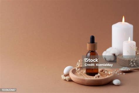 화장품 병 갈색 배경에 촛불 스파 트리트먼트 닫고 공간을 복사합니다 마사지에 대한 스톡 사진 및 기타 이미지 마사지 염분 0명 Istock