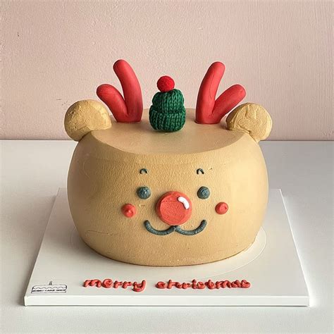 🎅크리스마스 케이크🎅 크리스마스 케이크 예약 시작합니다 크리스마스 디자인으로 루돌프 분장을 한 귀여운 곰돌프🐻와 진주 크런치로 블링블링하게 꾸민 딸기 트리🎄를