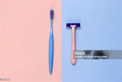 미니멀 한 개인 관리 뷰티 컨셉 플라스틱 면도기 파스텔 블루 핑크 배경에 칫솔 맨 위 보기 0명에 대한 스톡 사진 및 기타 이미지 Istock