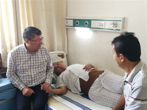 【访民情惠民生聚民心】校党委常委、副校长、访惠聚工作队领队恰汗·合孜尔看望慰问生病队员 新疆大学红湖网