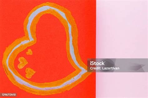 빨간 엽서에 금의 심장이 페인트 분홍색 배경에 하트가있는 축제 카드 발렌타인 데이 엽서 공간을 복사합니다 위쪽 보기 2월에 대한 스톡 사진 및 기타 이미지 Istock