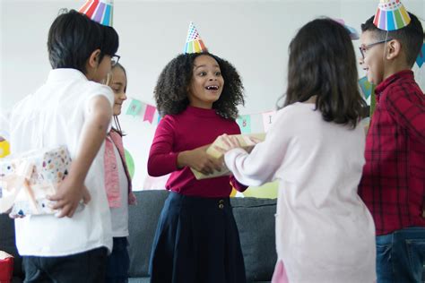 실내 가벼운 가족 거실 긍정적인 기쁨 남성 남자 다문화 다양성 단란함 따뜻한 환경 미소 짓는 밝은 색 사교 모임 사람들 모이기 사랑 상호